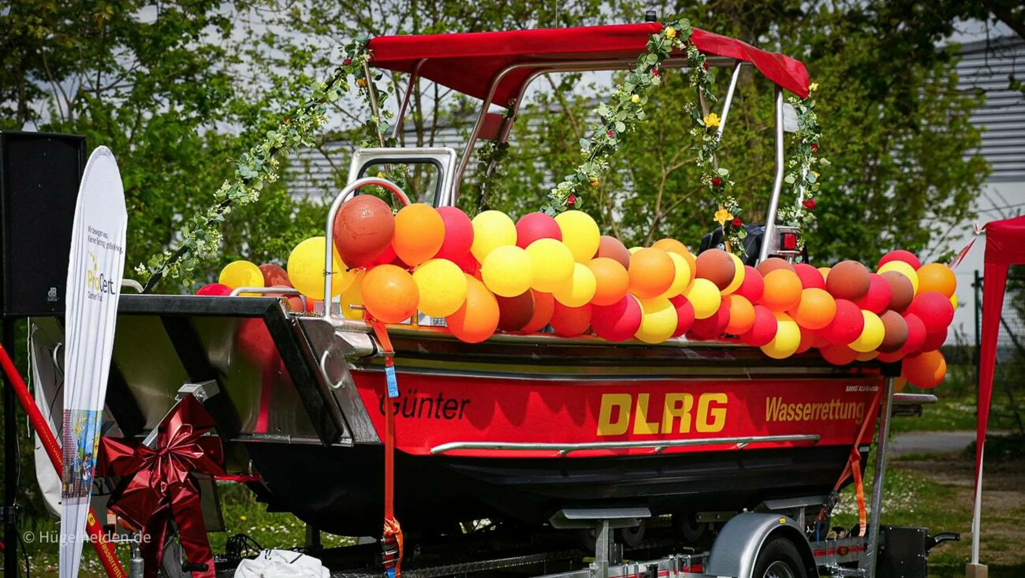 Hardtsee sieht rot–DLRG Ubstadt-Weiher begrüßt brandneues Rettungsboot ...