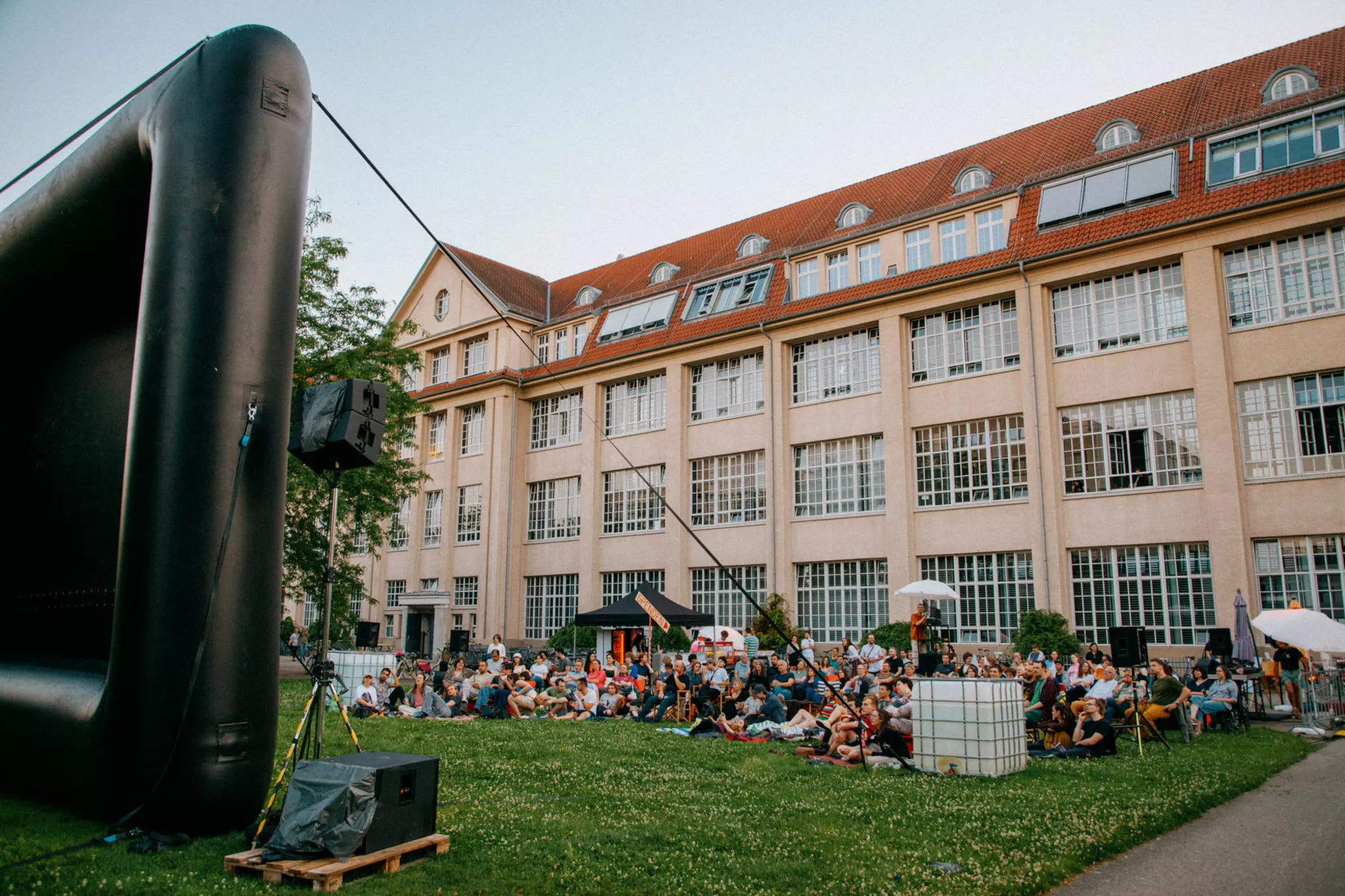 HfG Open Air Kino 2025 in Karlsruhe: Filmgenuss unter freiem Himmel ...