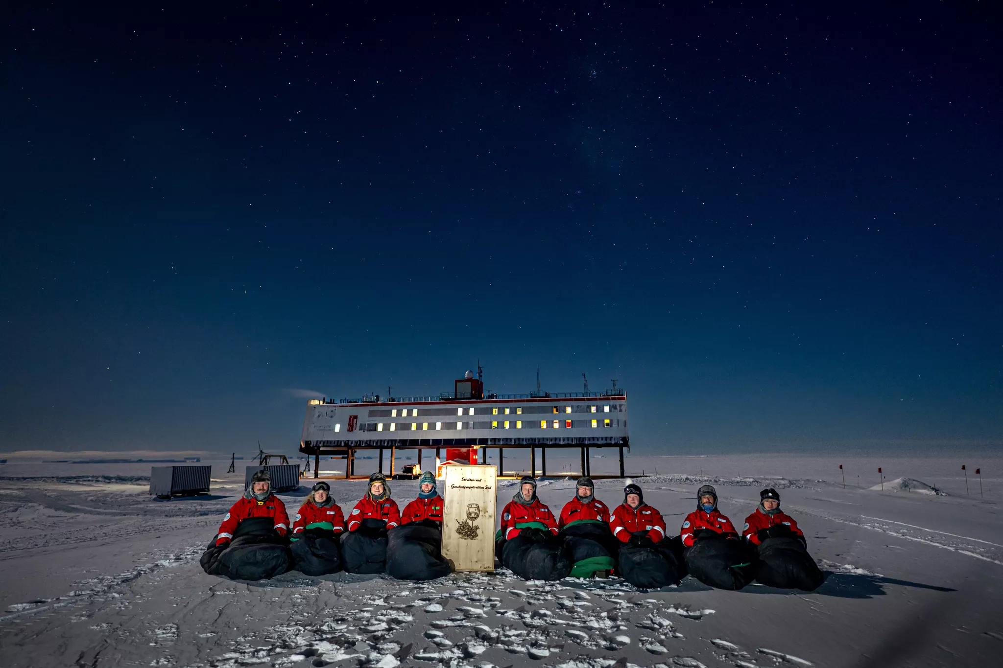 SGD Süd Weinkiste bei minus 35 Grad in der Neumayerstation III geöffnet ...