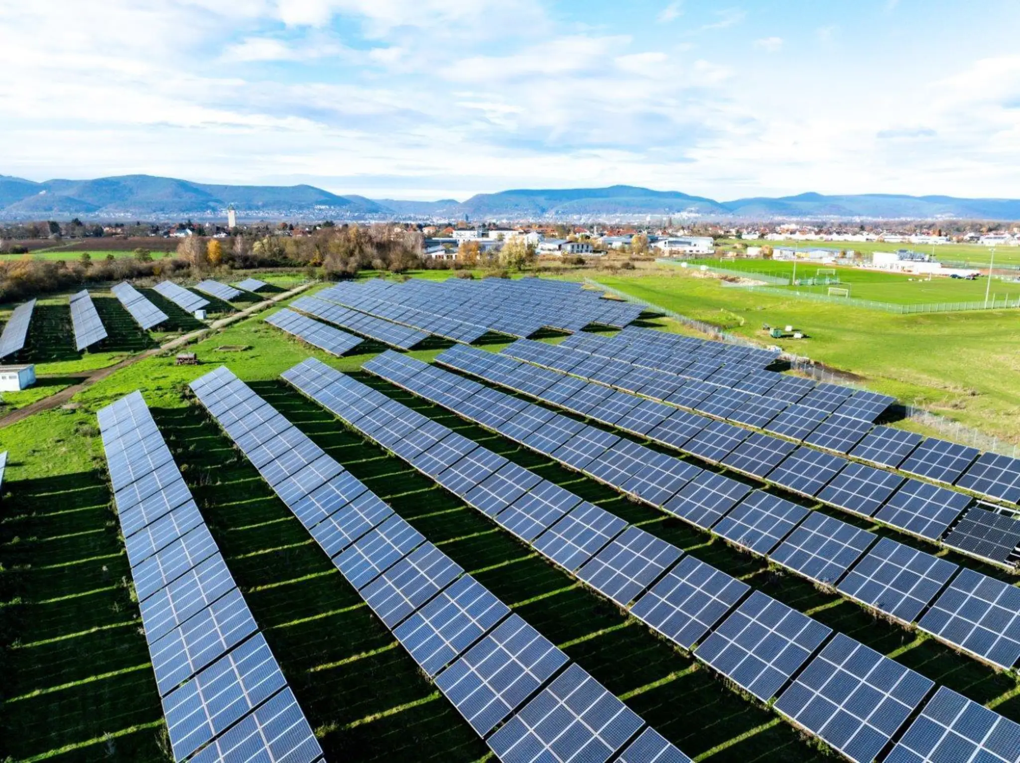 Repowering statt Rückbau: Alte Solaranlage am Flugplatz wird ...