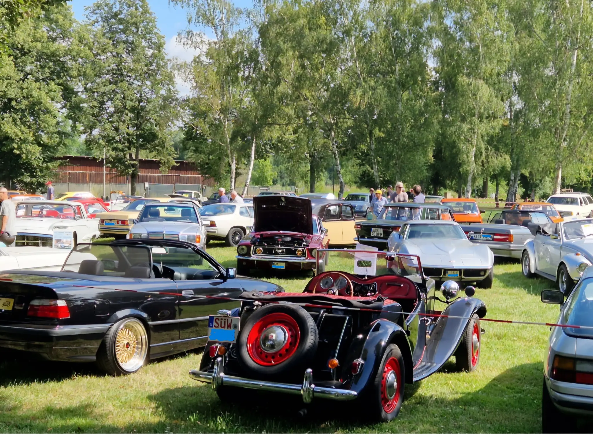 Motoren, Musik und Nostalgie: Der „Rilzemer-Oldtimer-Classic-Daach ...