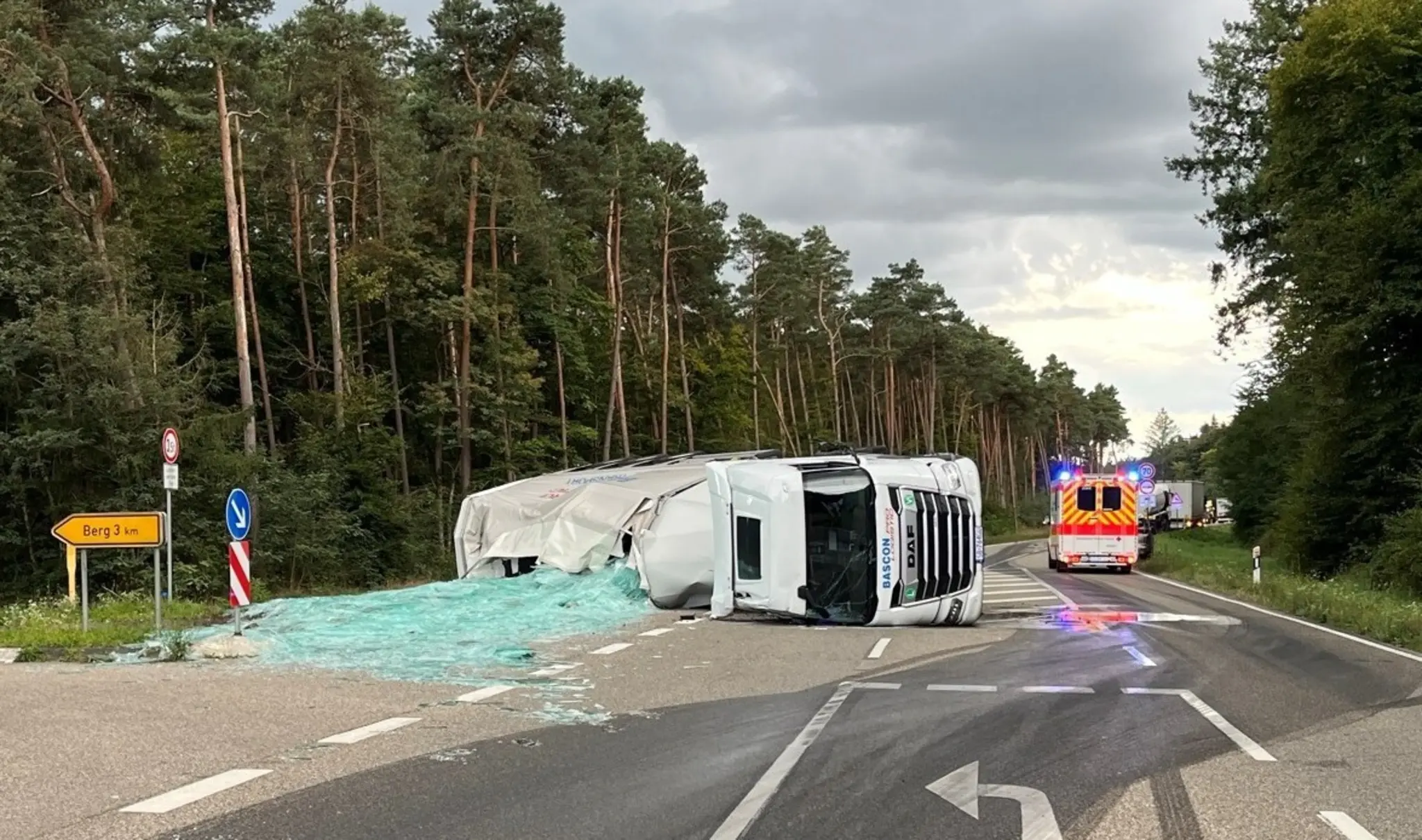 Vollsperrung nach Unfall auf der B9 bei Berg: Mit Glas beladener Lkw kippt um - Wörth am Rhein