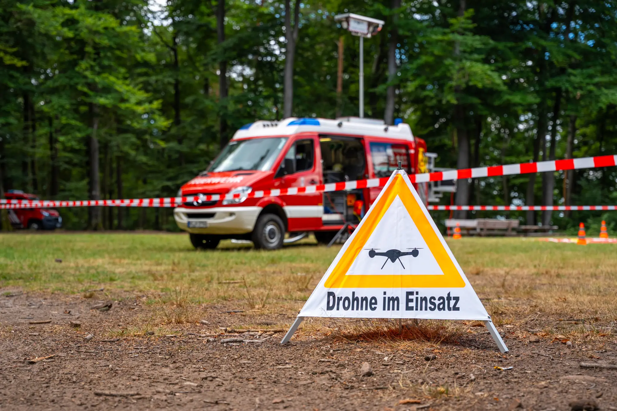 Erfolgreiche Personensuche: Feuerwehr findet hilflose Person im Wald ...