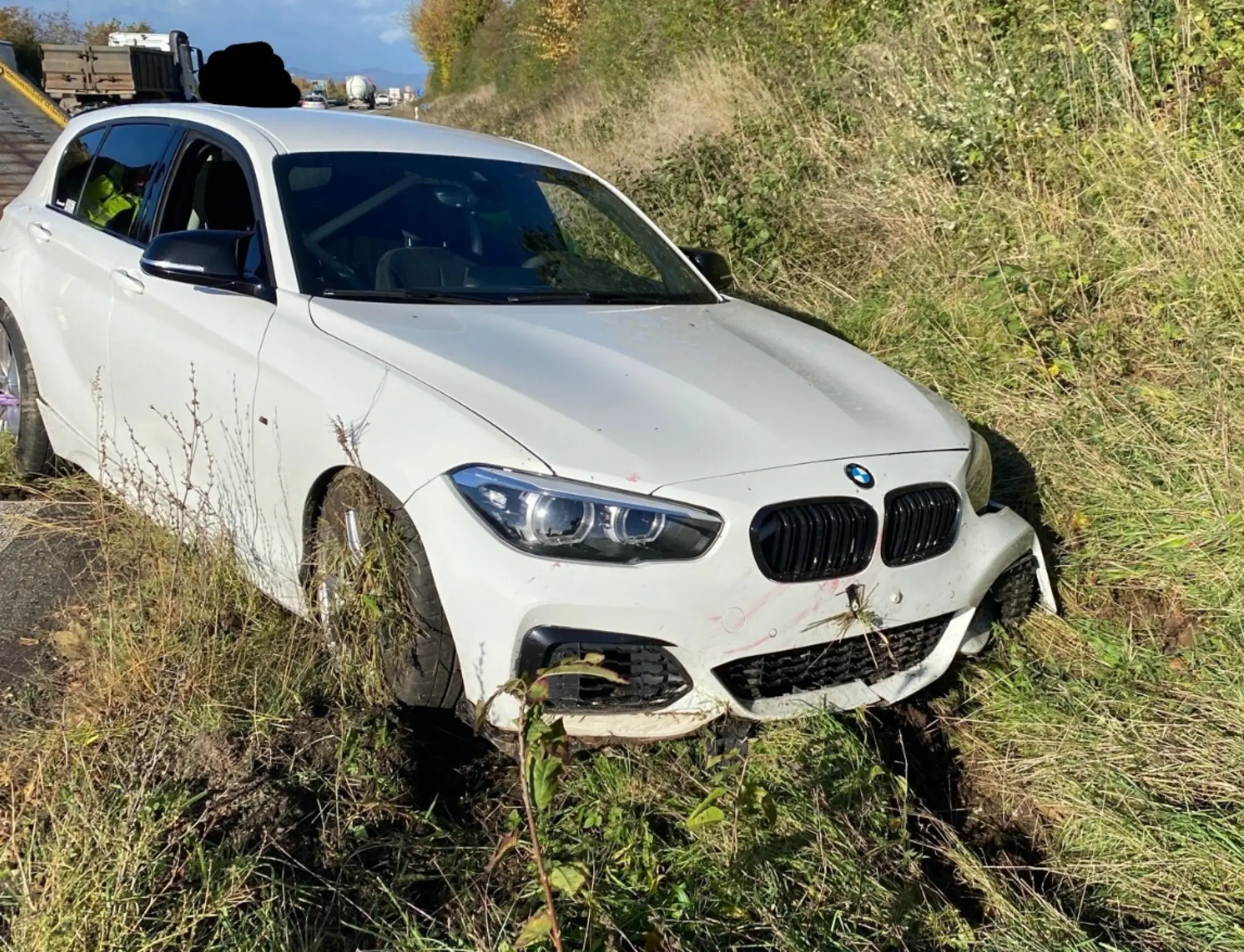 Schwerer Unfall auf der A65: Auto landet im Graben - Landau