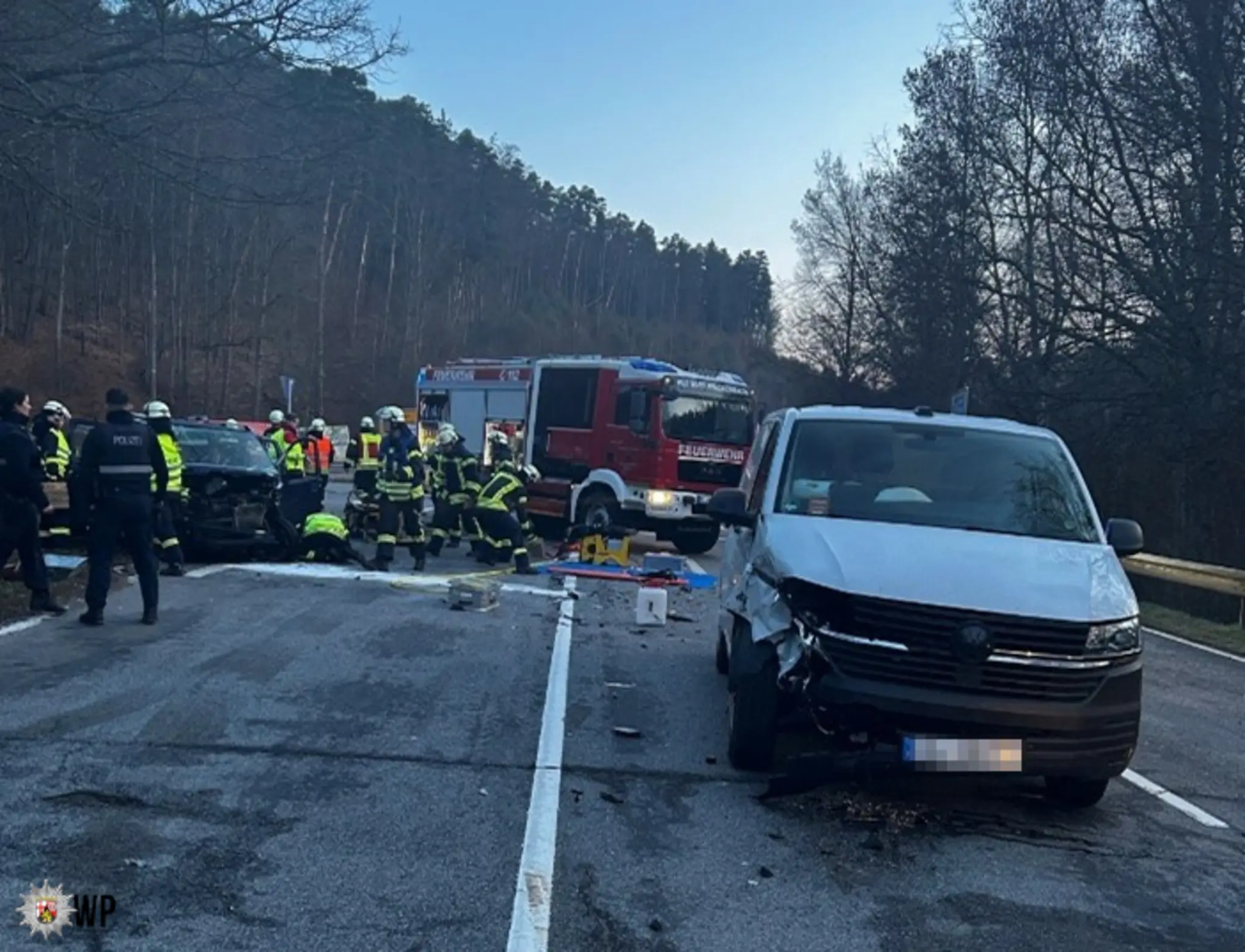 Schwerer Unfall auf B270: Schwer verletzte Frau eingeklemmt, Straße ...