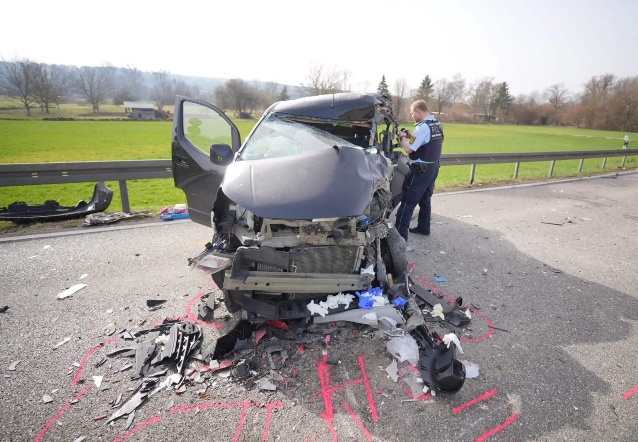 Tödlicher Unfall: B297 bei Neckarhausen nach Crash in beide Richtungen ...