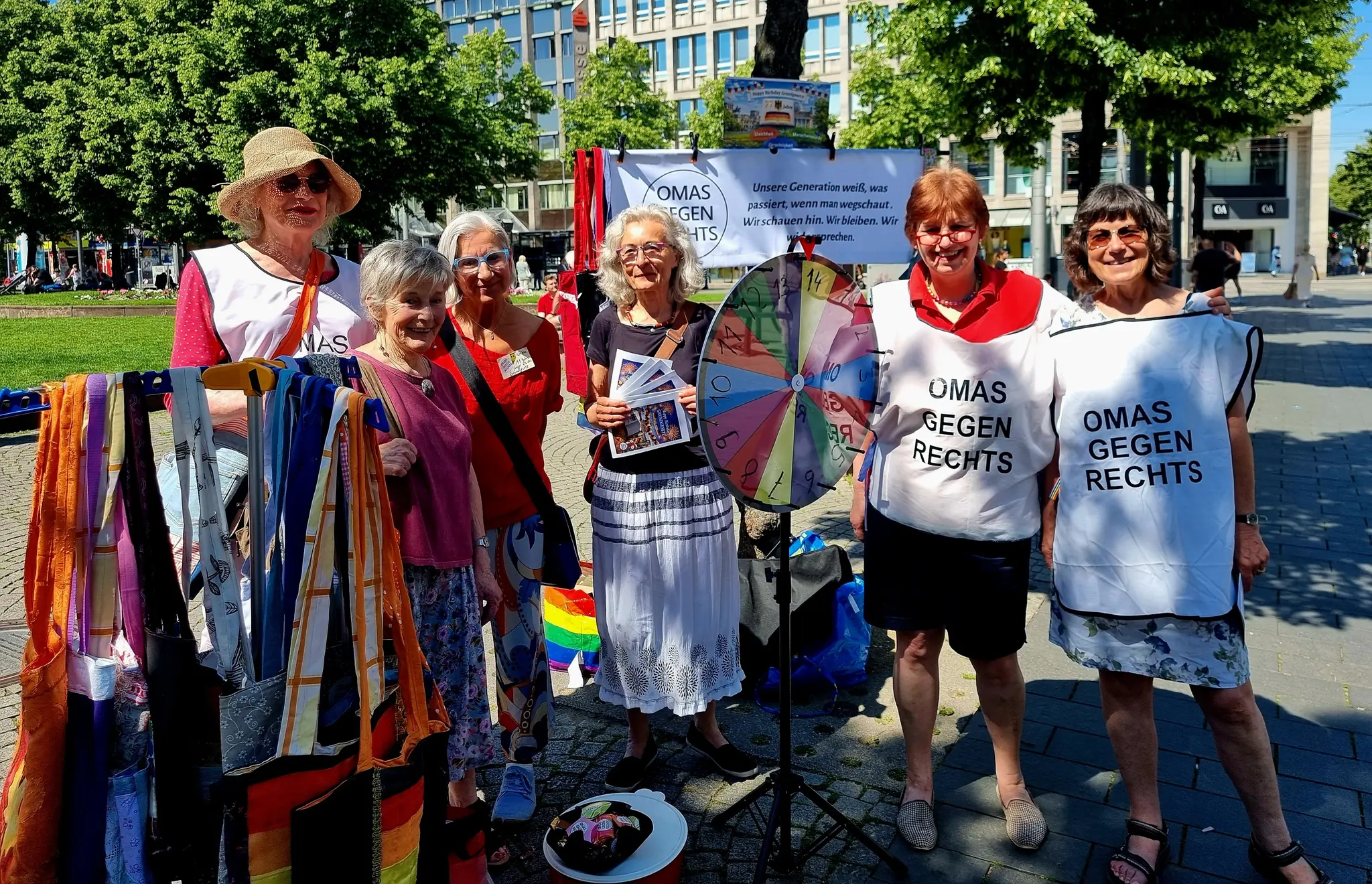 77 Jahre Grundgesetz - Omas gegen Rechts feiern den Ehrentag - Mannheim