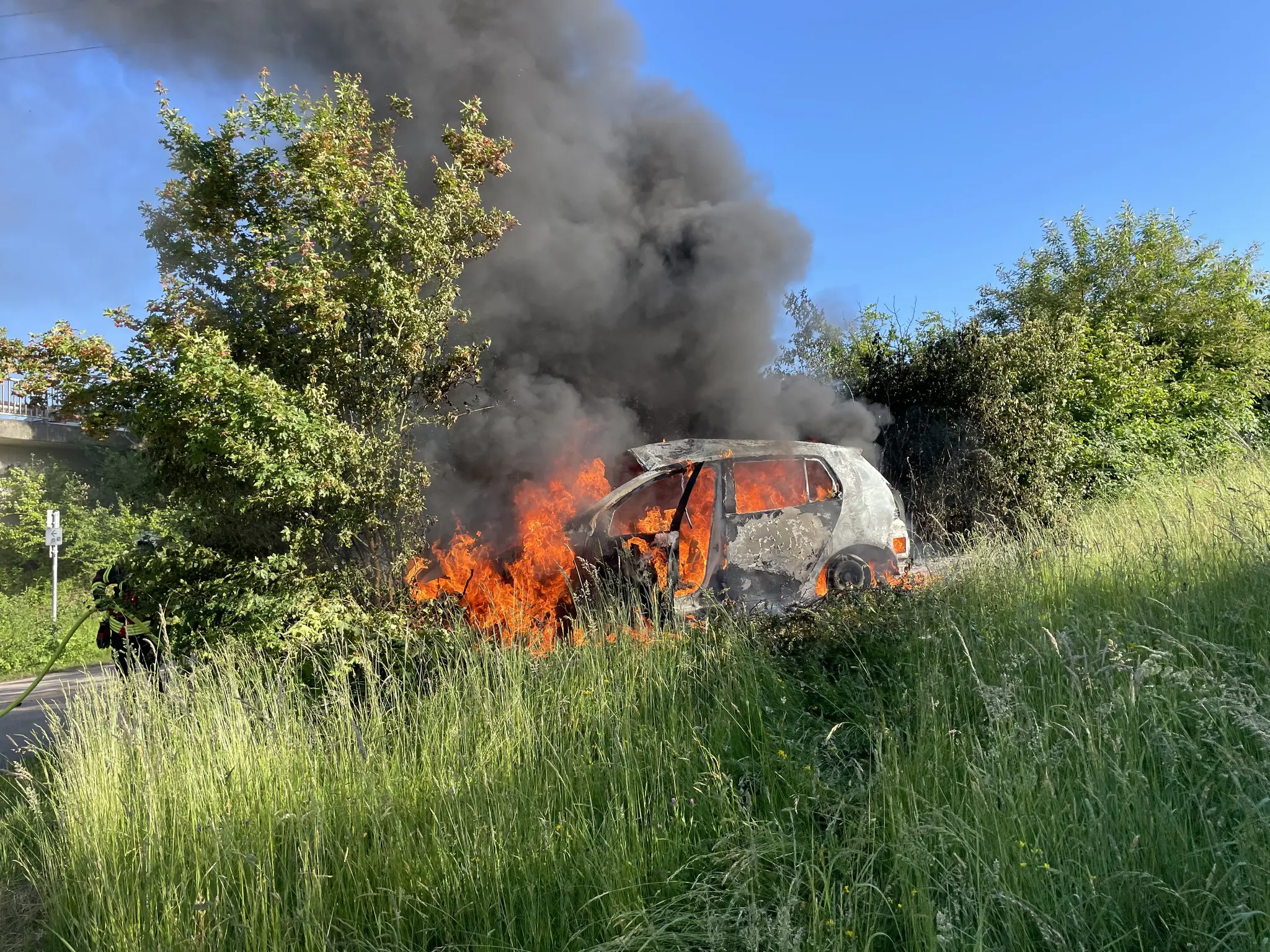 Schwerer Unfall auf B51: Pkw überschlägt sich und brennt