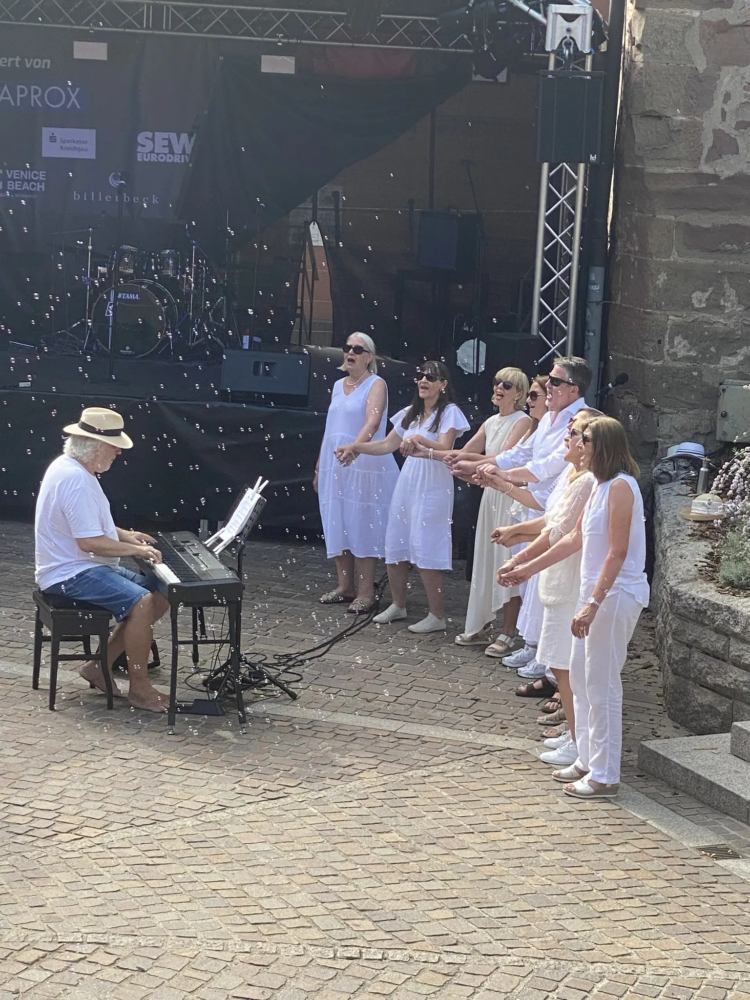 3 Tage, 30 Aufführungen, viele besondere Momente: Gospelchor Forst beim ...