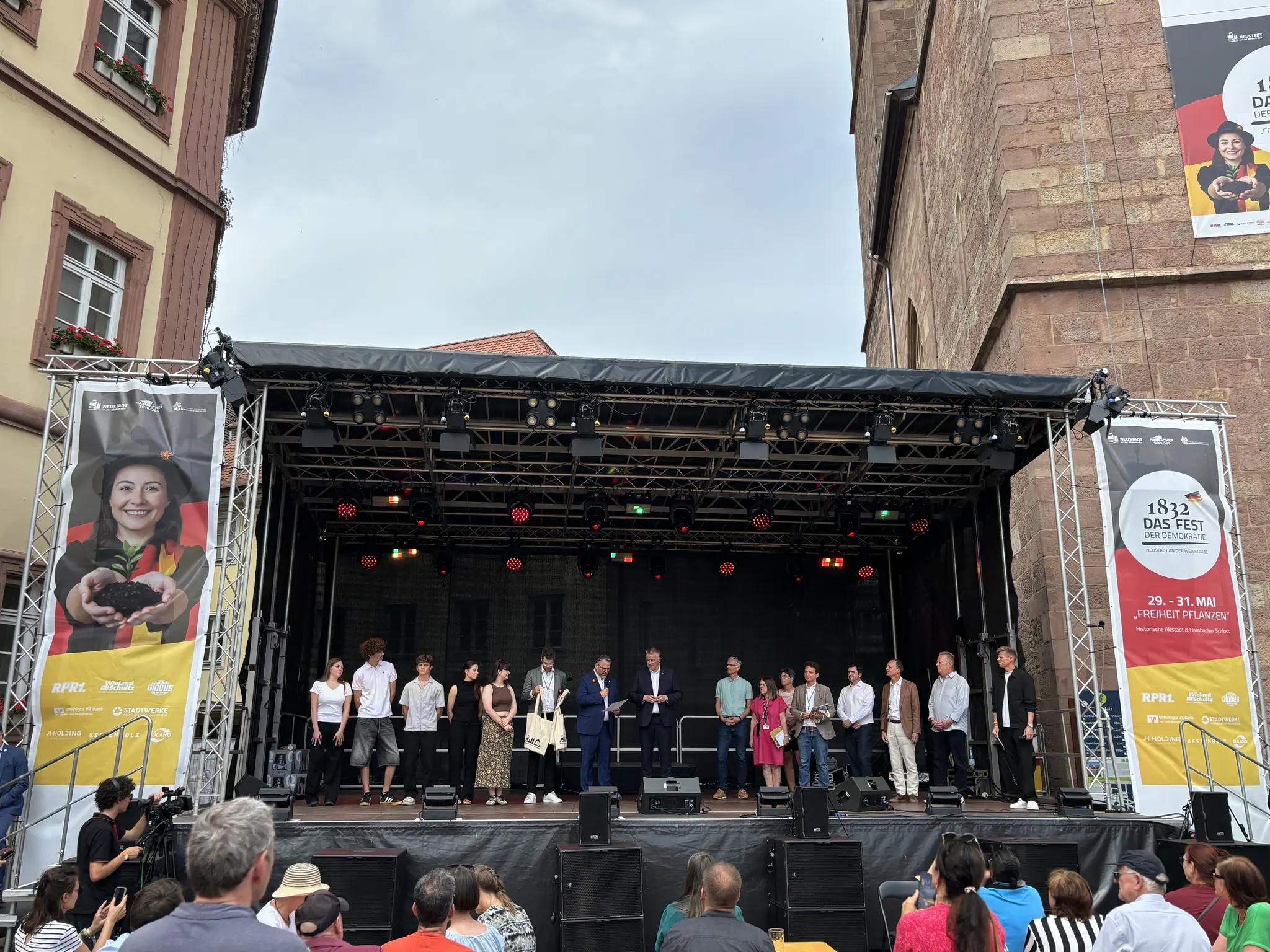 Neustadt ehrt Abi-Jahrgang: MINT- und Demokratiepreise auf der ...