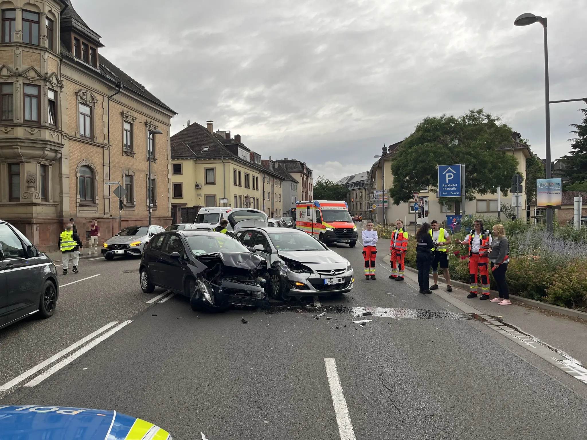 Vorfahrt missachtet: Zwei Autos nach Unfall in Landau abgeschleppt - Landau